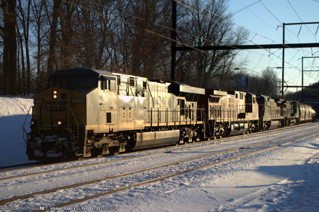 CSX ES40DC 5476 leads Q418-11